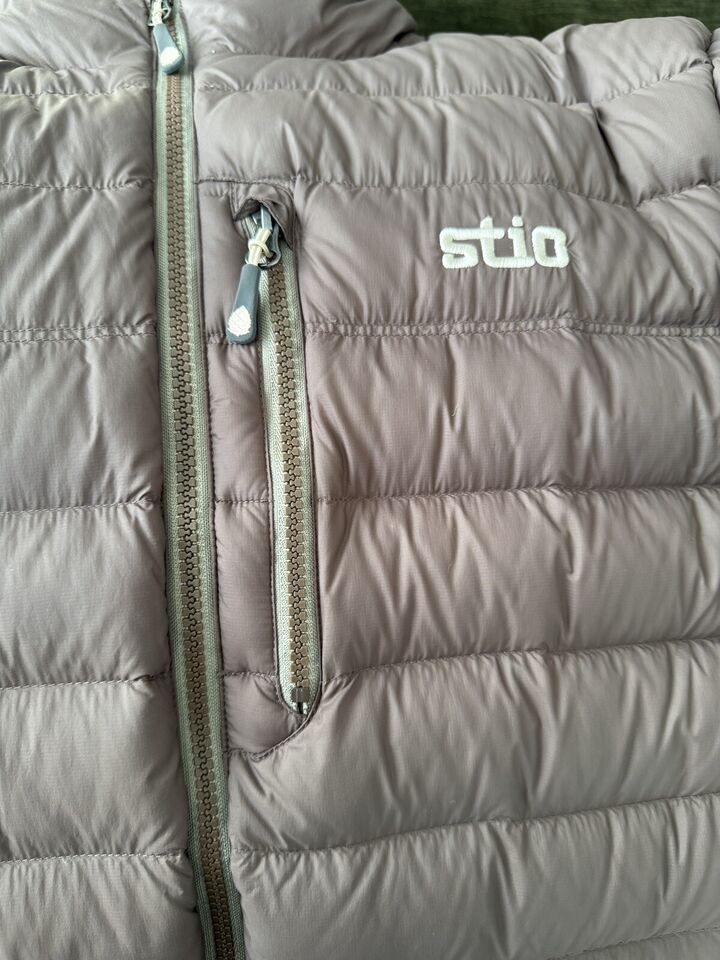 Stio Hometown Down Hooded Jacket Review: Is the Jacket Worth It? - Seek ...